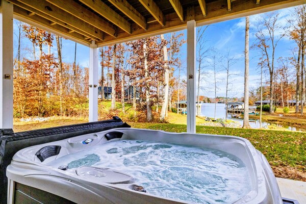 Lakefront Lake Anna With Cove, Dock, Deck, Hot Tub - Lake Anna, VA