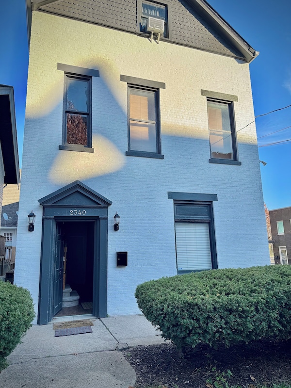 King-sized Condo - Great Location - Steps To Cafes & Restaurants - Wyoming, OH