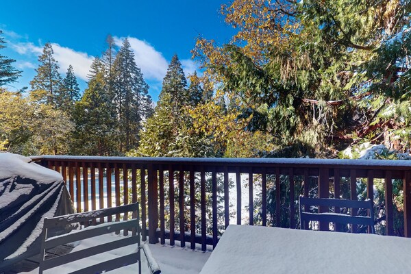 Serene Cabin With Deck, Modern Appliances, And Fireplace - Shaver Lake, CA