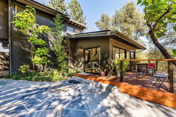 Spacious Mountain View Home - Pool, Spa, Game Room & Stunning Views [Sleeps 16] - Oakhurst