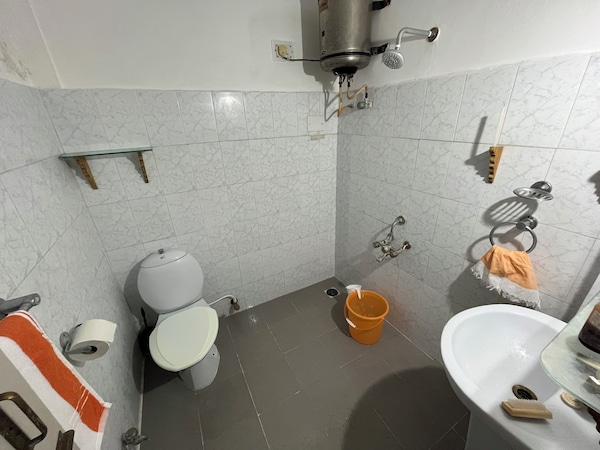 Chitravati Suite: Comfortable Western Style Apartment For Solo Travellers - Puttaparthi