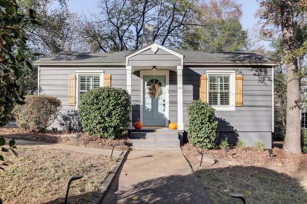 Walk Downtown & Canton Street: Roswell Retreat! - Roswell, GA
