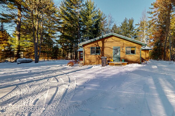 Charming Waterfront Home W/ Dock, Fire Pit, Wifi, Near Town & Trails - Eagle River, WI