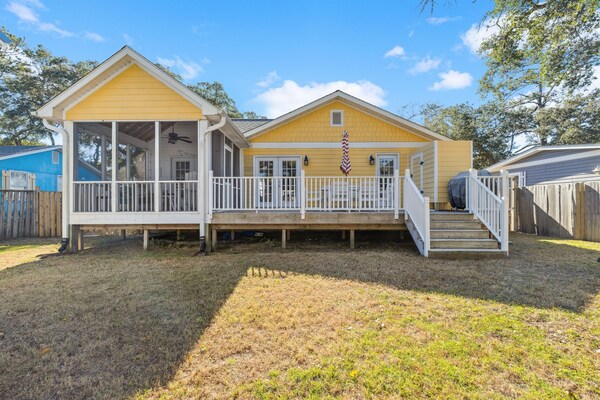 New Listing | Cozy Cottage | Fully Fenced Yard - Oak Island, NC
