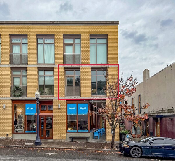 River Run Retreat - Stylish Downtown Loft, Heart Of Hood River, Above Doppio - White Salmon, WA