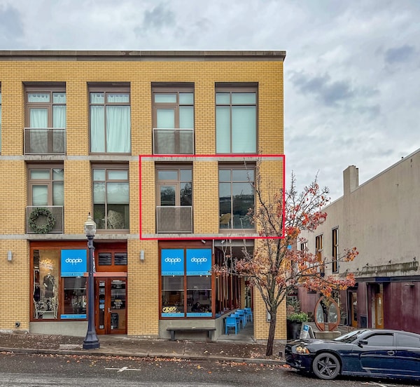 River Run Retreat - Stylish Downtown Loft, Heart Of Hood River, Above Doppio - White Salmon, WA