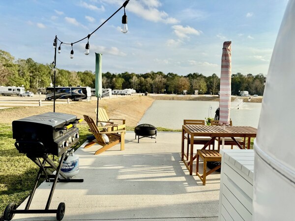 Cozy Glamping In Willis, Tx. Pet Friendly - 컨로우