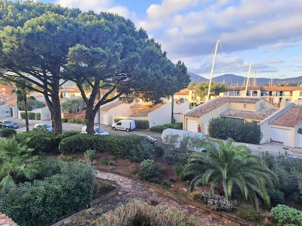 Proche De Saint-tropez  Appartement Pour 4 Personnes Avec Vue Sur La Marina - Cogolin