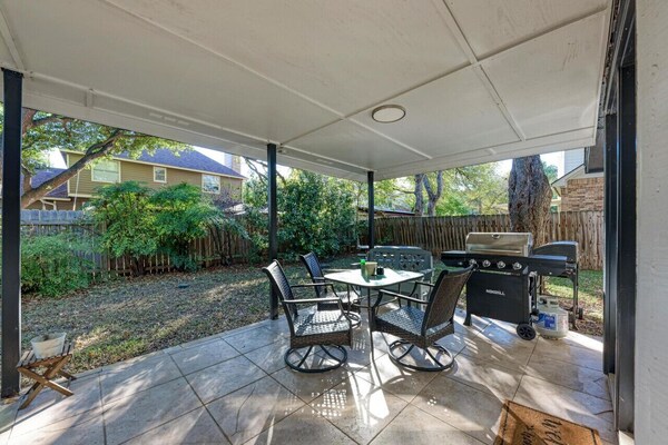 2 Story Home In Round Rock Sleeps 16 Guests - Pflugerville, TX