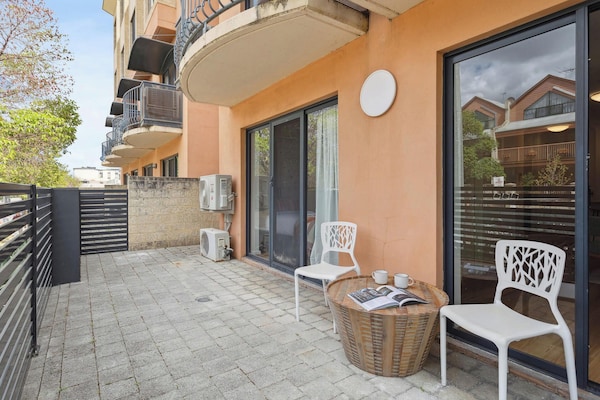 Modern & Relaxed, 2br, Central With Courtyard & Parking - Perth