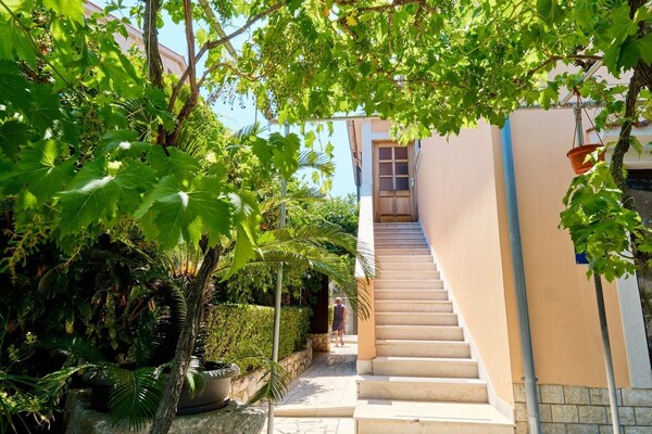 L'appartamento Ady 3 A Lussinpiccolo, Ideale Per Due Persone, Si Trova Vicino Alla Spiaggia E Al Centro Citta. Perfetto Per Una Vacanza Rilassante Con Terrazza E Cucina Attrezzata. - Lussinpiccolo