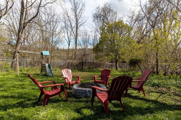 Central Picton, Games Room And Steps From Town! - Picton