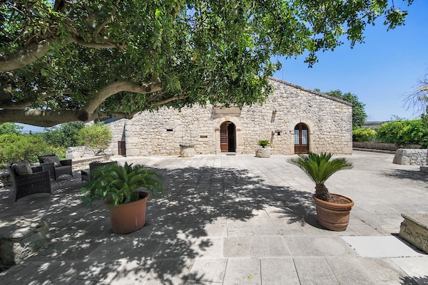 Villa Siliqua Stands On A Scenic Hill Surrounded By Nature. - Ragusa, İtalya