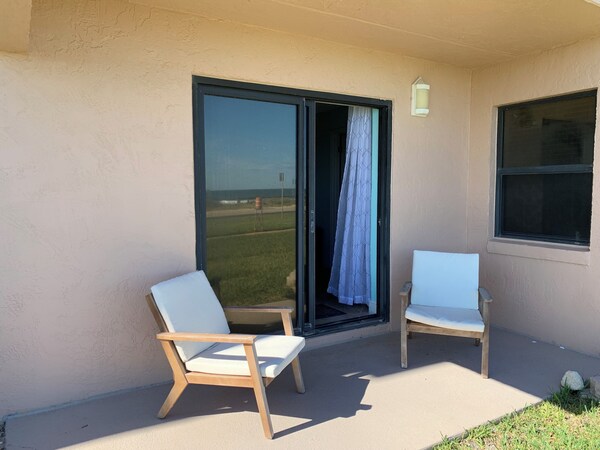 Charming Oceanfront 2-bedroom Condo In Superb Ormond/daytona Beach With Ac, Wifi - Ormond Beach, FL