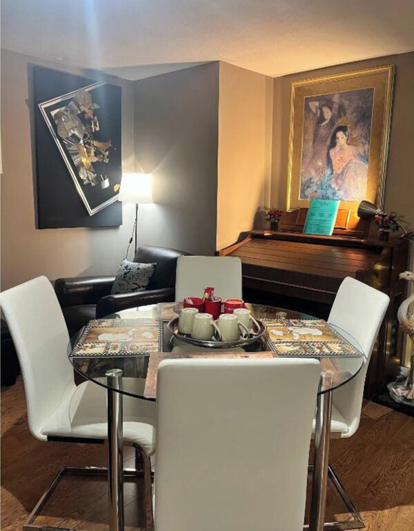 Ellegant Private Bedroom In A Quiet And Nice Home To Stay In West Edmonton Area - 