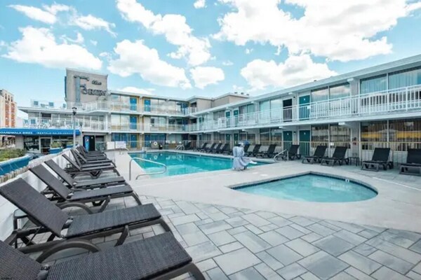 Charming 2br/2ba Condo, Breezy Beach Vibes, Pool Access, 2 Blks To Beach/boards! - Ocean City, NJ
