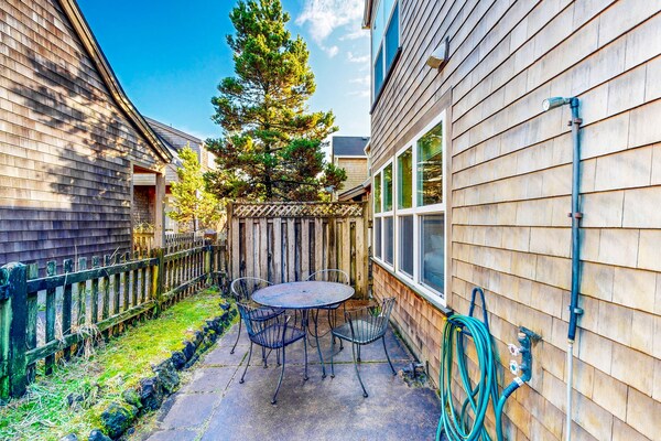 Coastal Home Walking Distance To The Beach With Outdoor Shower & Fireplace - Pacific City, OR