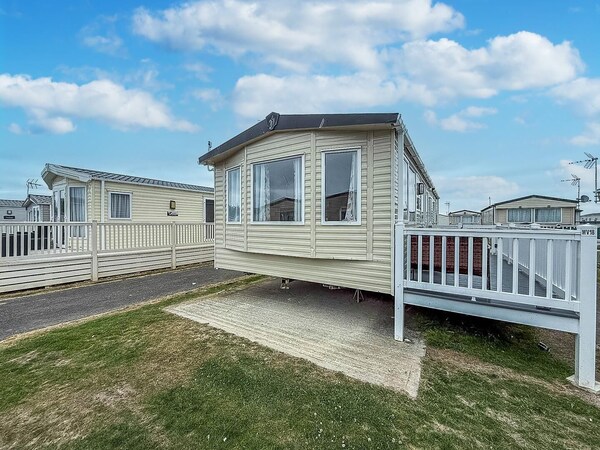 Great 6 Berth Caravan In Essex At St Osyth Beach Holiday Park Ref 28018mv - Clacton-on-Sea