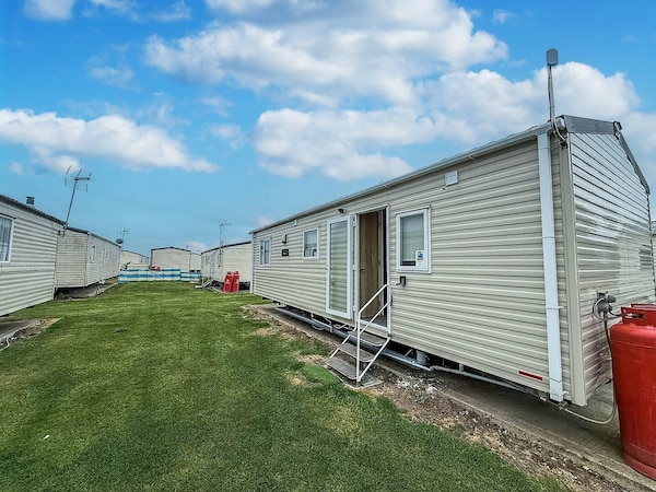 Brilliant 6 Berth Caravan At St Osyth Beach Park In Essex, Ref 28038cw - Clacton-on-Sea