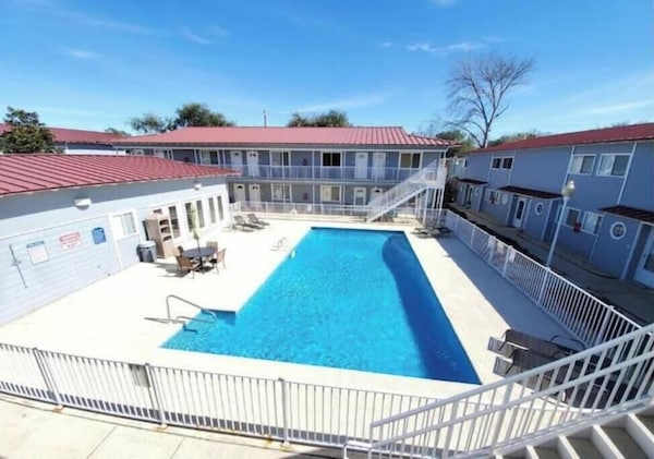 Sandy Bottom-toes In The Sand! Possibly The Best Location In Biloxi. Book Now!!! - Biloxi, MS