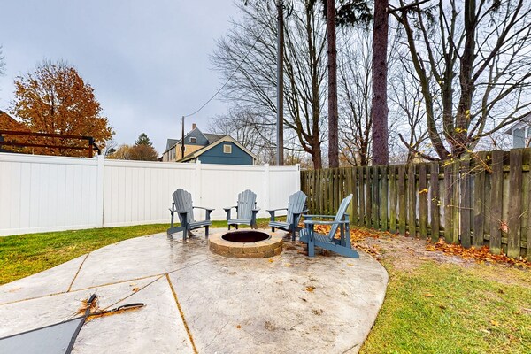 Spacious Home Near South Beach, W/ A Pool, Hot Tub, Game Room, & Fenced In Yard - South Haven, MI