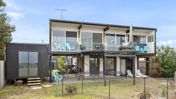 Seatheview With Direct Foreshore Access, Stunning Views, And Modern Family Comforts. - Drysdale