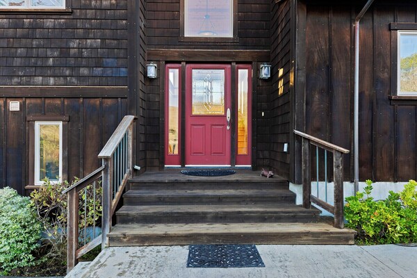 Stylish Oceanfront Home With Stunning Bluff Views, Deck & Balcony - Near Beach - Navarro River Redwoods State Park, Elk