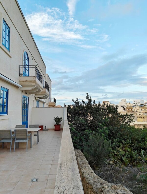 Hilltop 2 Bedroom Apartment With Communal Pool - Malta
