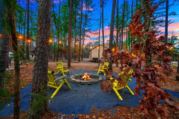 Beavers Box · Beavers Box: Hot Tub, Fire Pit & Cozy Charm - Broken Bow, OK