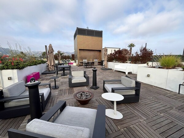 Exclusive West Hollywood Residence:𝐹𝑅𝐸𝐸 𝒜𝒞, 𝒲𝒾𝐹𝒾 𝒶𝓃𝒹 𝒫𝒜𝑅𝒦𝐼𝒩𝒢 - West Hollywood, CA