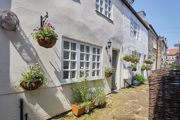 Jet Cottage, Pet Friendly, With A Garden In Whitby - Sandsend