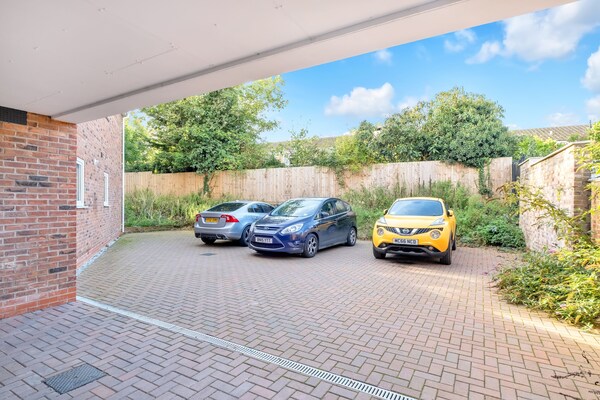 Sleeps 5 - Woodston Flat - Secure Parking - Peterborough