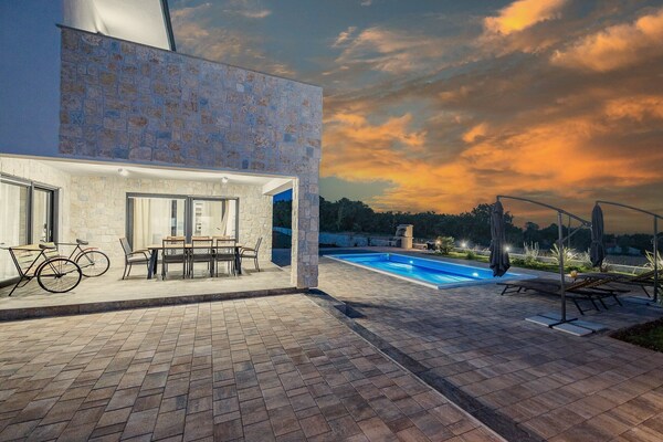 Bezaubernde Villa North Mit Pool Und Whirlpool - Ravni