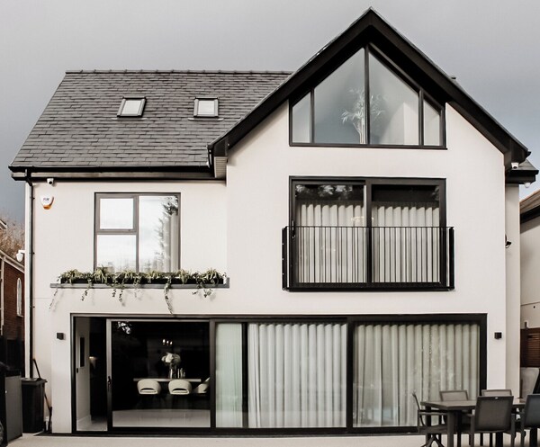 Luxury 5 Star House In Cheshire With Heated Swimming Pool And Outdoor Bar - Liverpool John Lennon Airport (LPL)
