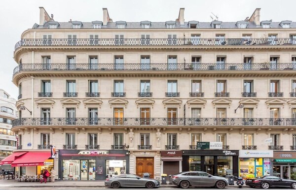Just A Stones Throw From Iconic The Louvre & Palais Garnier-rue Du 4 Septembre - Paris