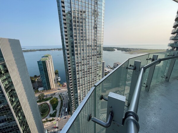 3 Bedroom High Rise Apartment With Lake And City View! - Toronto
