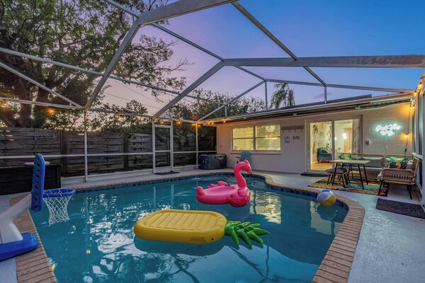 3br Fun Vibrant Oasis, Heated Pool, Cold Plunge, Barbeque, Fire-pit, Arcade. - Bradenton, FL