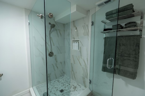Spacious And Stylish Apartment Perfect For Your Getaway In Beverly! - Salem, MA