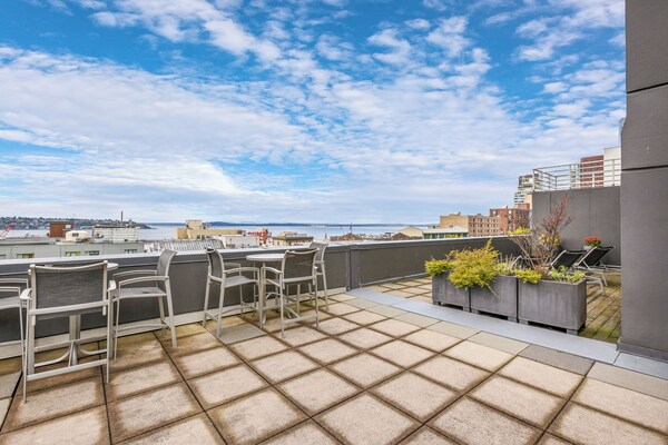 Modern 2 Brdm Condo With Gym, Pool & Free Parking - Seattle