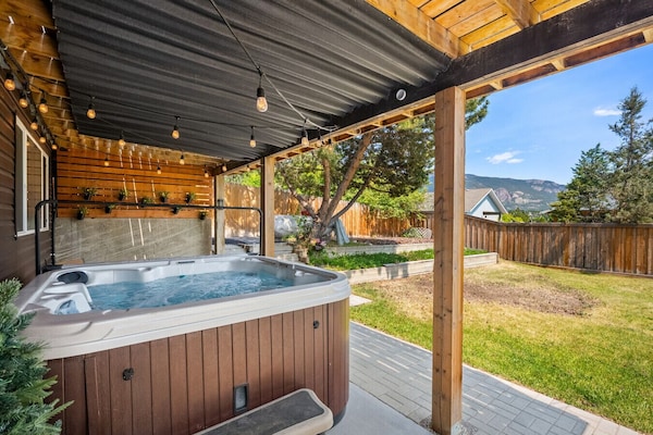 Alpenglow Bungalow | Hot Tub | Games Room | Pets - Invermere