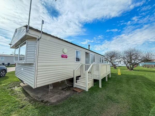 Superb Caravan With Wifi At Broadland Sands Park, Suffolk Ref 20140bs - Great Yarmouth