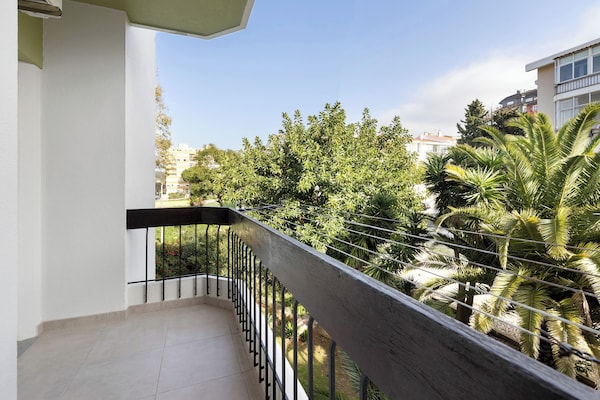 Ferienwohnung 'Spacious T3 Near Beach' Mit Balkon, Wi-fi Und Klimaanlage - Estoril