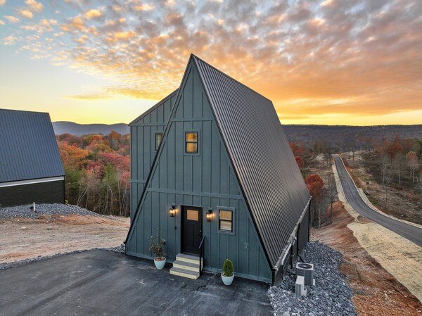 Sunset Peak | Gorgeous A-frame Cabin | Bluff Views | Hot Tub! - Lookout Mountain, TN