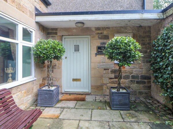 The Old Coach House, Pet Friendly, With A Garden In Hartington - Longnor
