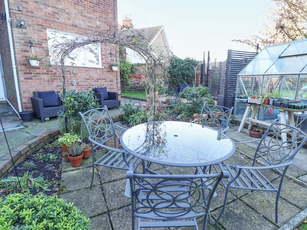 Lavender Cottage, Pet Friendly, Character Holiday Cottage In Louth - Louth