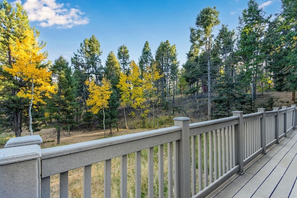 Woodland Park Cabin Getaway: Mtn Views, Scenic Charm, Clouds & Hot Tub Retreat - Woodland Park, CO