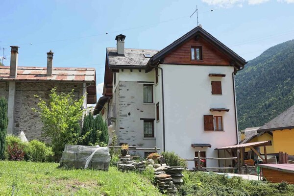 Maison De Vacances Situé Dans Un Endroit Calme Dans Les Montagnes Au Bord De La Rivière Avec Vue Sur La Forêt - Piémont