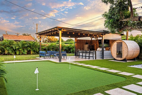 Golf, Sauna, Cold Plunge, Pool, Hot Tub & Theater - Palm Springs, FL
