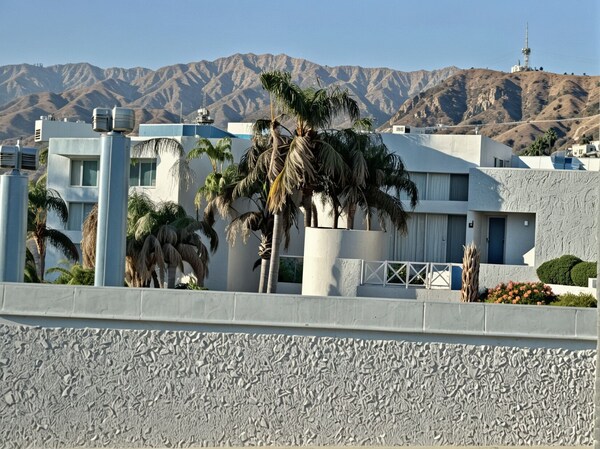 Hollywood Haven W\/ 𝐄𝐱𝐜𝐥𝐮𝐬𝐢𝐯𝐞 𝐀𝐜𝐜𝐞𝐬𝐬 & 𝐓𝐨𝐩 𝐀𝐦𝐞𝐧𝐢𝐭𝐢𝐞𝐬 - Los Angeles, CA