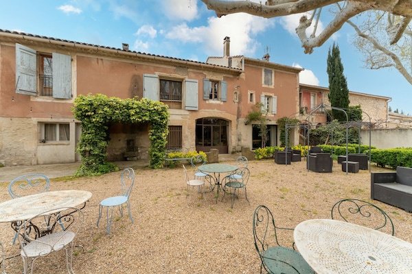 Maison De Vacances 'Le Mas Saint Pierre' Avec Terrasse Privée, Jardin Privé Et Wi-fi - Avignon